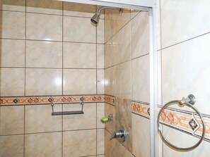 Apartamento, 2 quartos | Casa de banho | Um polibã, toalhas fornecidas 