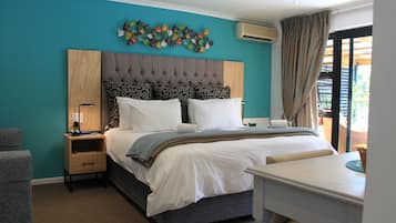 Quarto luxo | Cofres nos quartos, ferros/tábuas de passar roupa, Wi-Fi de cortesia