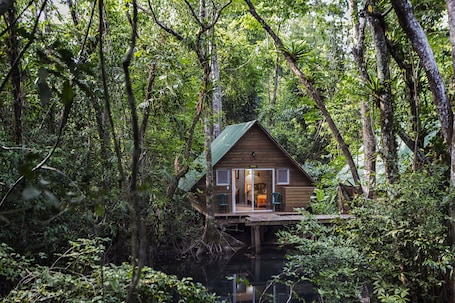 Cabana de Madeira Standard (1 bed) | Cofre no quarto, secretƔria, roupa de cama fornecida . Hotel Hacienda Tijax