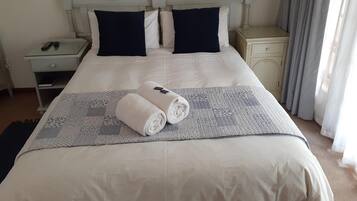 Minibar, cofre no quarto, secretária, Wi-fi grátis