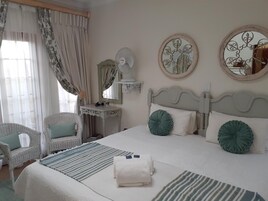 Minibar, cofre no quarto, secretária, Wi-fi grátis