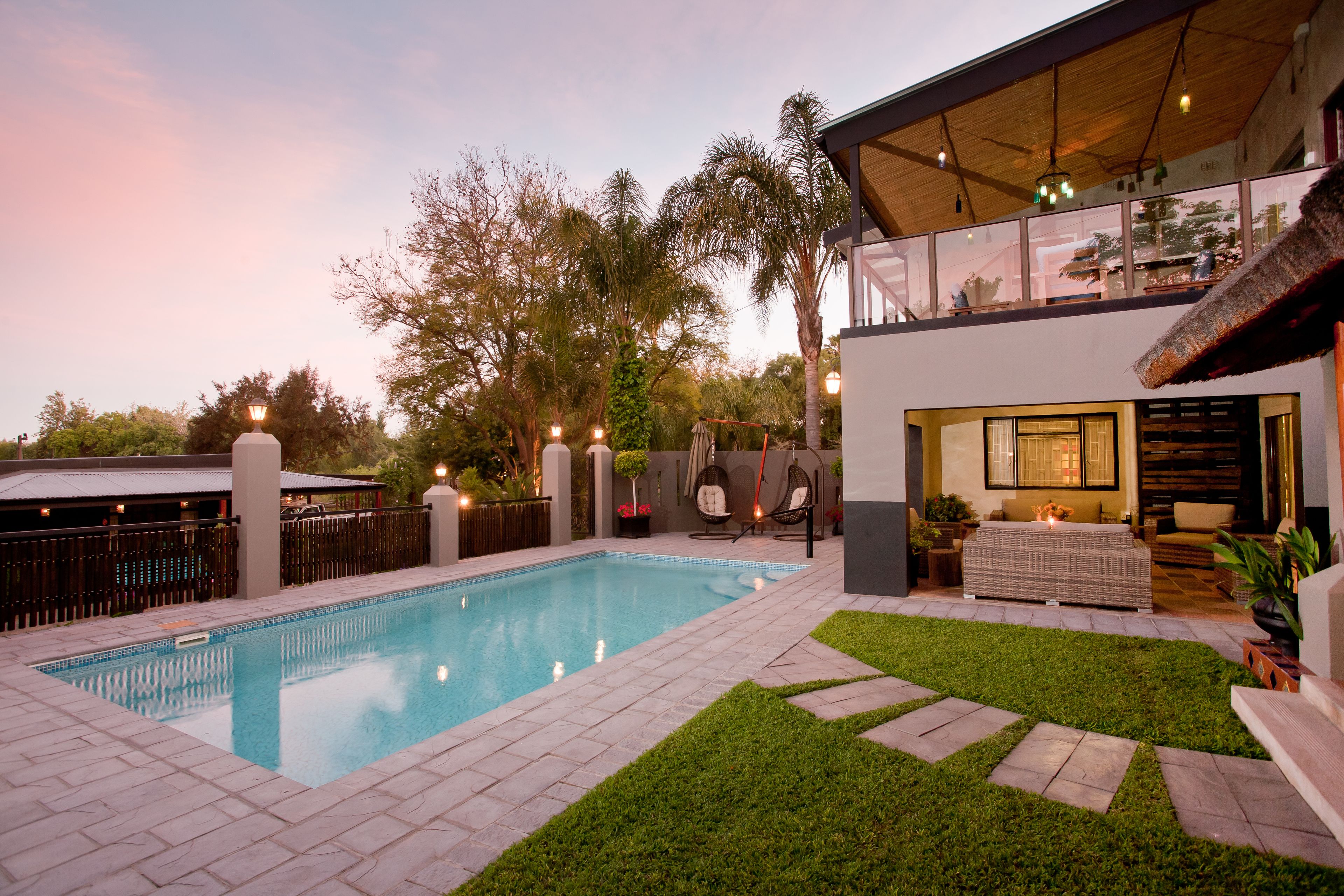 Piscina exterior, guarda-sóis, espreguiçadeiras 