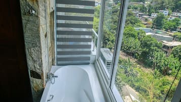 King Room with Mountain View | Casa de banho | Artigos de higiene pessoal grátis, um secador de cabelo