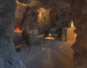 Suíte júnior, vista para o lago, em edifício anexo (in grotta) | Lençóis italianos Frette, roupas de cama premium, edredons de pluma
