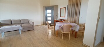 Villa, 2 quartos, vista para o mar (Giorgos) | Sala de estar | Televisor LED 