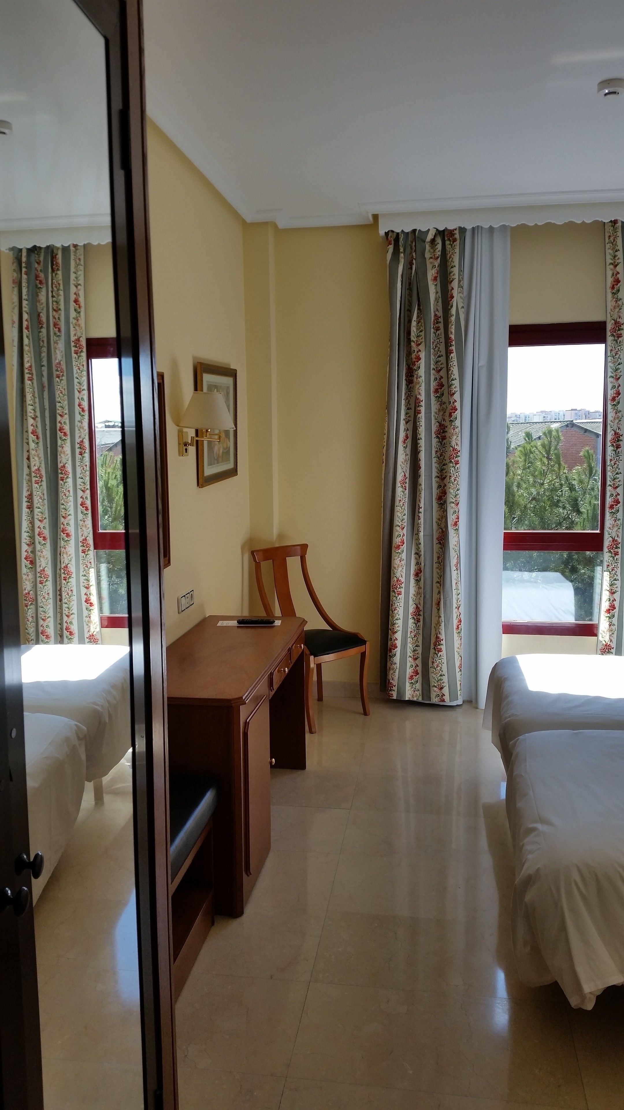 Edredons de pluma, escrivaninha, cortinas blackout