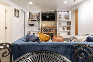 #6 Turkish Delight | Área de estar | TV de tela plana 36 polegadas com canais digitais, DVD player