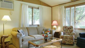 Cottage (Evergreen) 2 Bedrooms, Kitchen, Fireplace | Sala | TV de ecrã plano