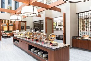 Café da manhã para viagem grátis todos os dias