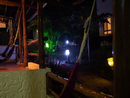 Fachada da propriedade à noite