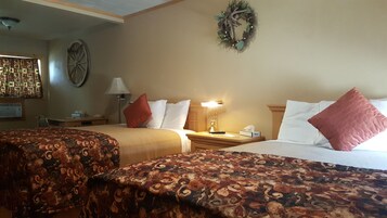 Quarto casal standard, 2 camas Queen, para não fumantes | Roupas de cama premium, edredons de pluma, camas com colchões pillow-top