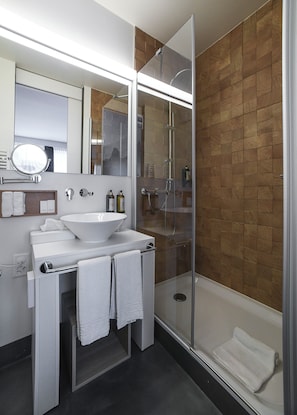 Quarto casal luxo, cozinha americana (terrace) | Banheiro | Chuveiro, produtos de toalete grátis, secador de cabelo