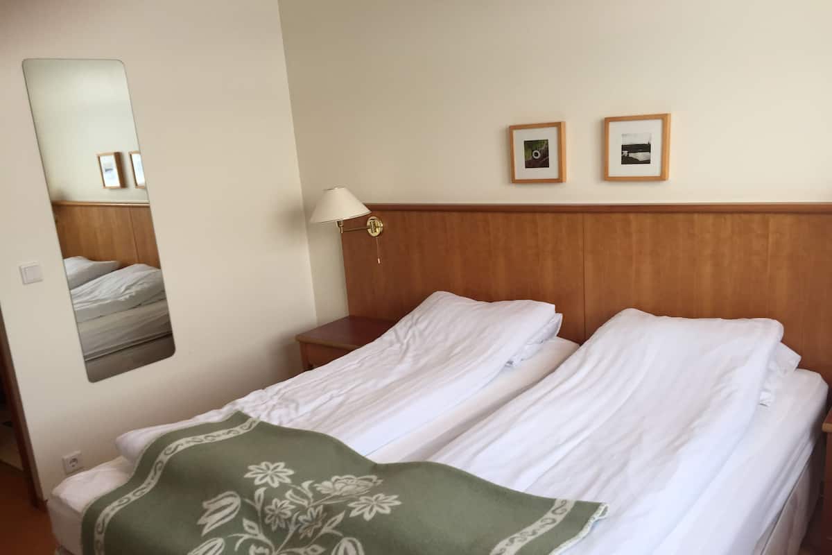 Secretária, quartos insonorizados, roupa de cama fornecida