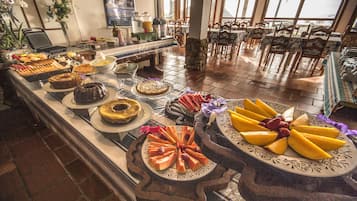Café da manhã com buffet grátis todos os dias
