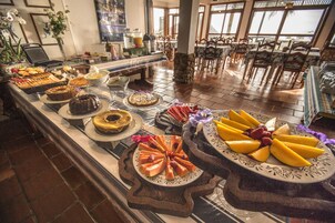 Café da manhã com buffet grátis todos os dias