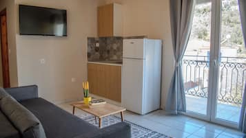 Apartamento, kitchenette, vista para a montanha | Sala de estar | Televisor LED