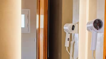 Apartamento Superior, 1 quarto, kitchenette, vista para o mar | Casa de banho | Um polibã, artigos de higiene pessoal grátis, um secador de cabelo