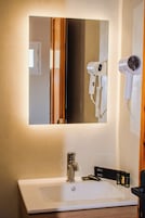 Apartamento Superior, 1 quarto, kitchenette, vista para o mar | Casa de banho | Um polibã, artigos de higiene pessoal grátis, um secador de cabelo