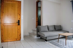 Apartamento, kitchenette, vista para o mar | Sala de estar | Televisor de ecrã plano de 43 polegadas com canais digitais 