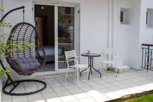 Quarto Duplo Deluxe, kitchenette, vista para o jardim | Terraço/pátio interior