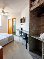 Quarto casal | Frigobar, escrivaninha, espaço de trabalho para notebook