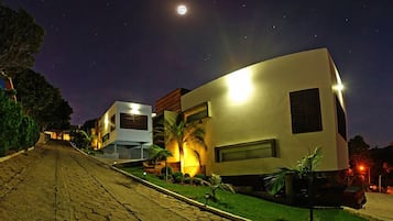 Fachada da propriedade à noite