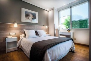 Quarto casal standard (annex building) | Roupas de cama premium, frigobar, cofres nos quartos, escrivaninha