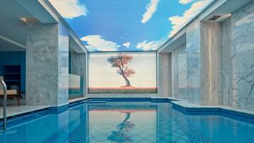 Piscina interna, piscina externa sazonal, guarda-sóis, espreguiçadeiras