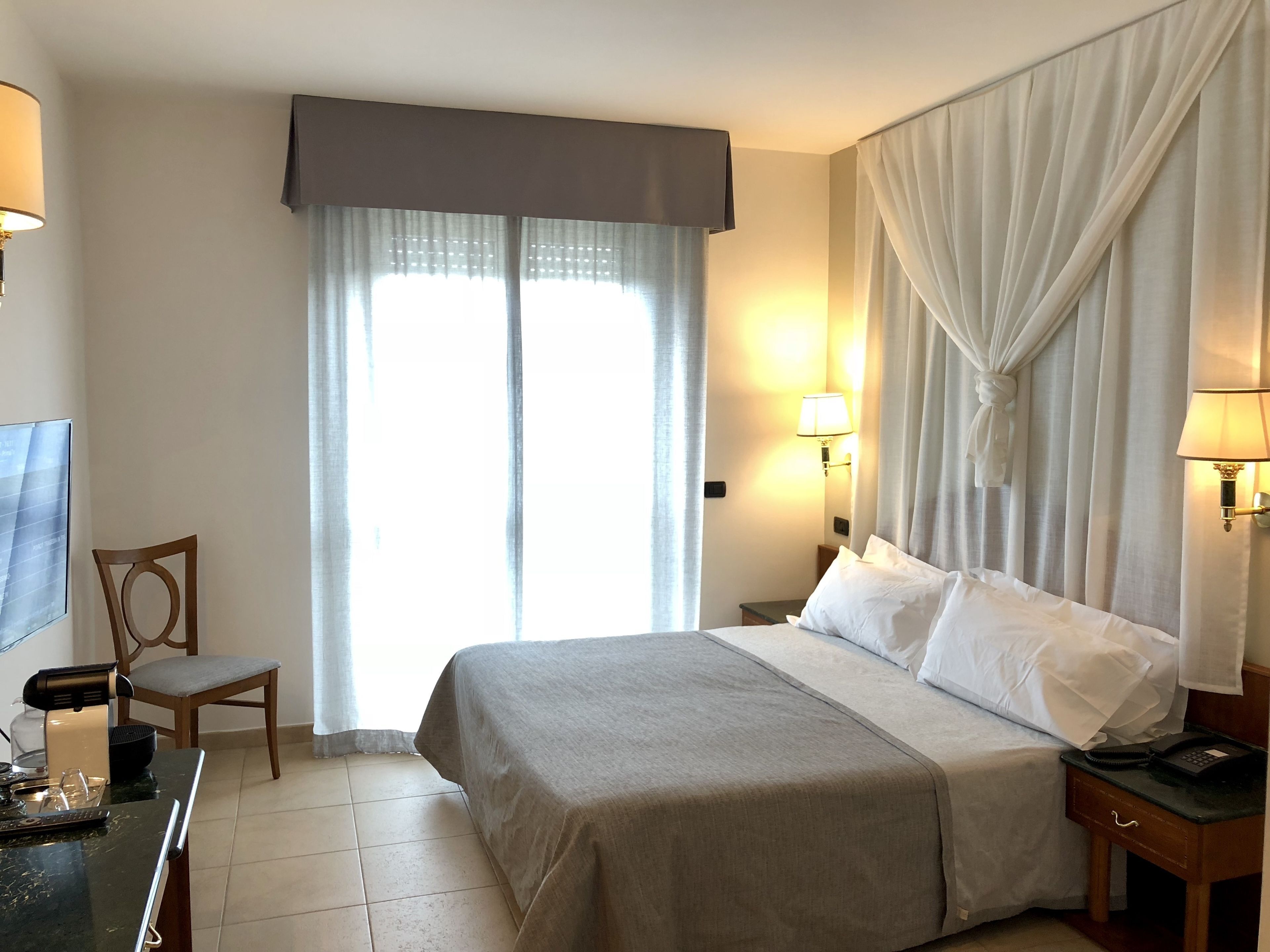 Roupa de alta qualidade, minibar, cofre no quarto, secretária 
