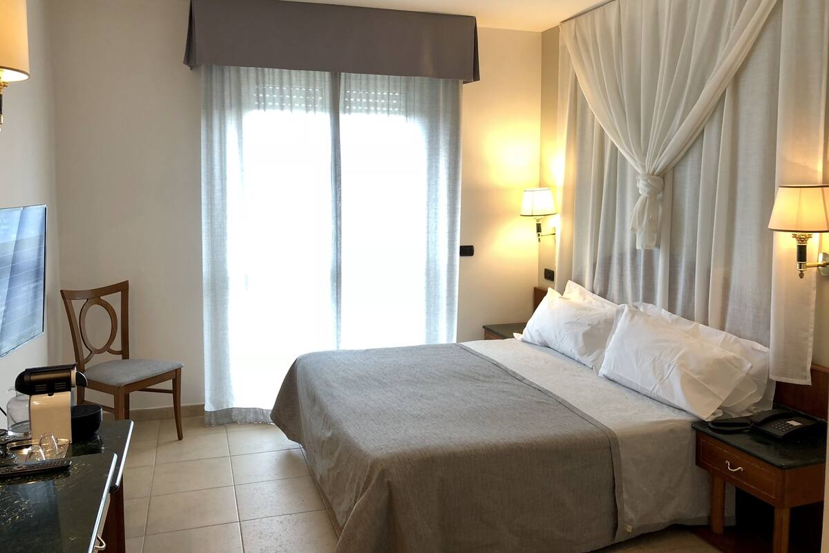 Roupa de alta qualidade, minibar, cofre no quarto, secretária