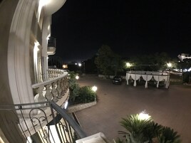 Fachada do alojamento (tarde/noite)