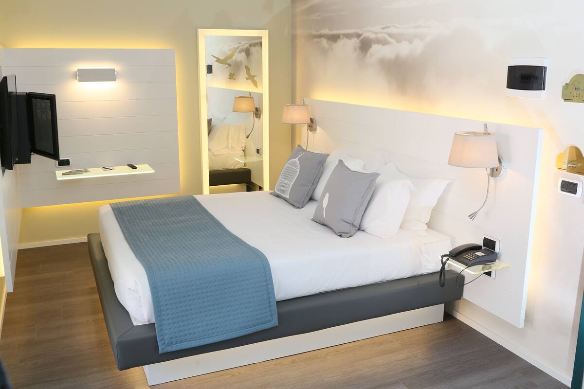 Roupa de alta qualidade, minibar, cofre no quarto, secretária