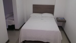 Frigobar, cofres nos quartos, escrivaninha