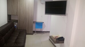 Frigobar, cofres nos quartos, escrivaninha