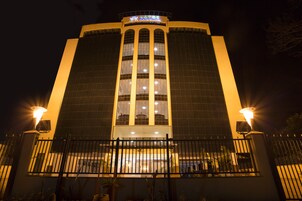 Fachada da propriedade à noite