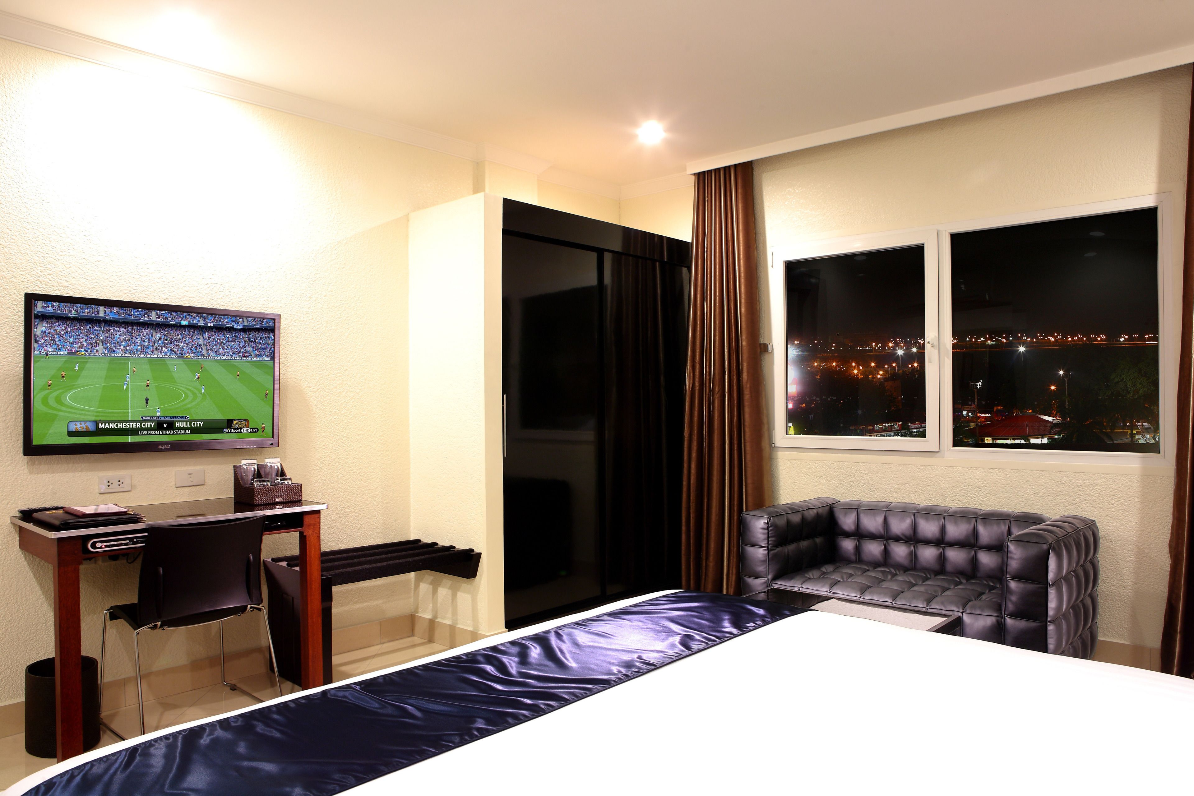 Quarto Deluxe | Roupa de alta qualidade, minibar, cofre no quarto, secretária 