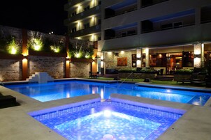 Piscina externa, funciona das 8h às 22h, guarda-sóis, espreguiçadeiras