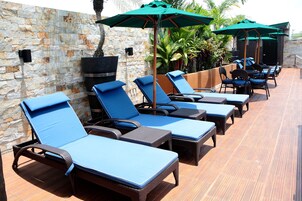 Piscina externa, funciona das 8h às 22h, guarda-sóis, espreguiçadeiras