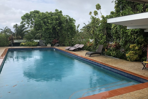 Piscina externa, espreguiçadeiras