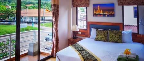 Deluxe Double Room with Balcony | Roupa hipoalergénica, cofre no quarto, secretária, Wi-fi grátis