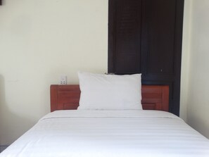 Quarto triplo, vista para o jardim | Escrivaninha, cortinas blackout, Wi-Fi de cortesia