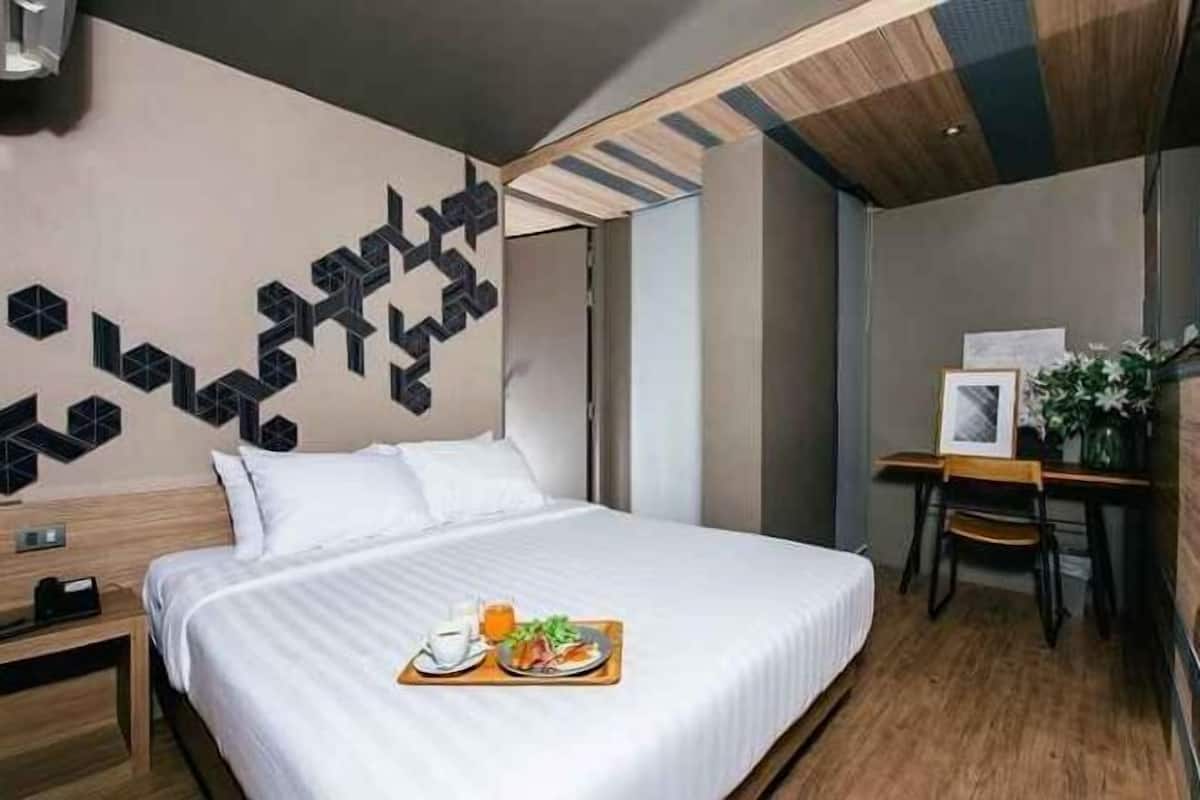 Minibar, cofre no quarto, secretária, cortinas/cortinados opacos