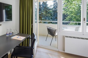 Roupas de cama premium, frigobar, cofres nos quartos, escrivaninha