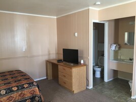 Quarto Duplo Económico, 2 camas queen-size, kitchenette | Casa de banho | Um polibã, artigos de higiene pessoal grátis, toalhas fornecidas 