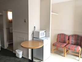 Quarto Duplo Económico, 2 camas queen-size | Secretária, Wi-fi grátis 