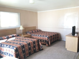 Quarto casal econômico, 2 camas Queen, cozinha americana | Escrivaninha, Wi-Fi de cortesia