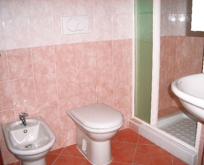 Apartamento, 2 quartos | Banheiro | Chuveiro, bidê, toalhas de banho