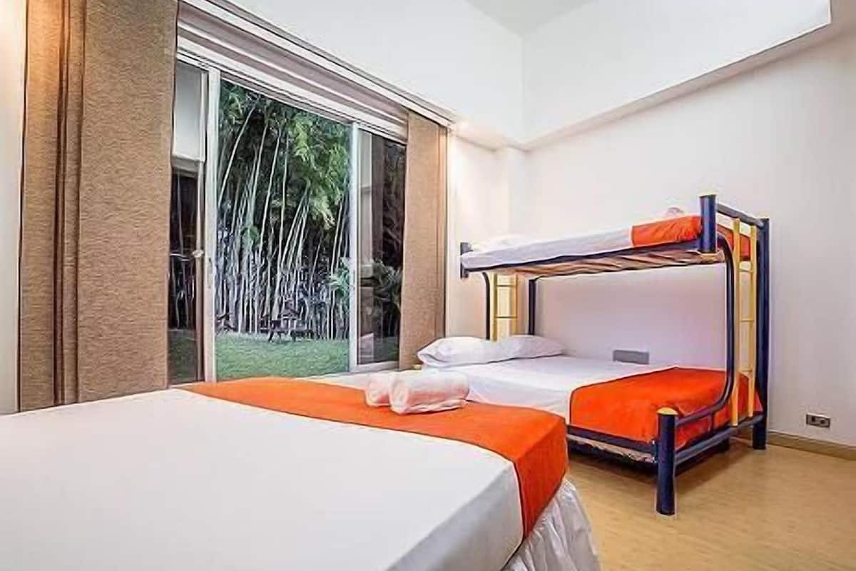Cofres nos quartos, escrivaninha, berços grátis