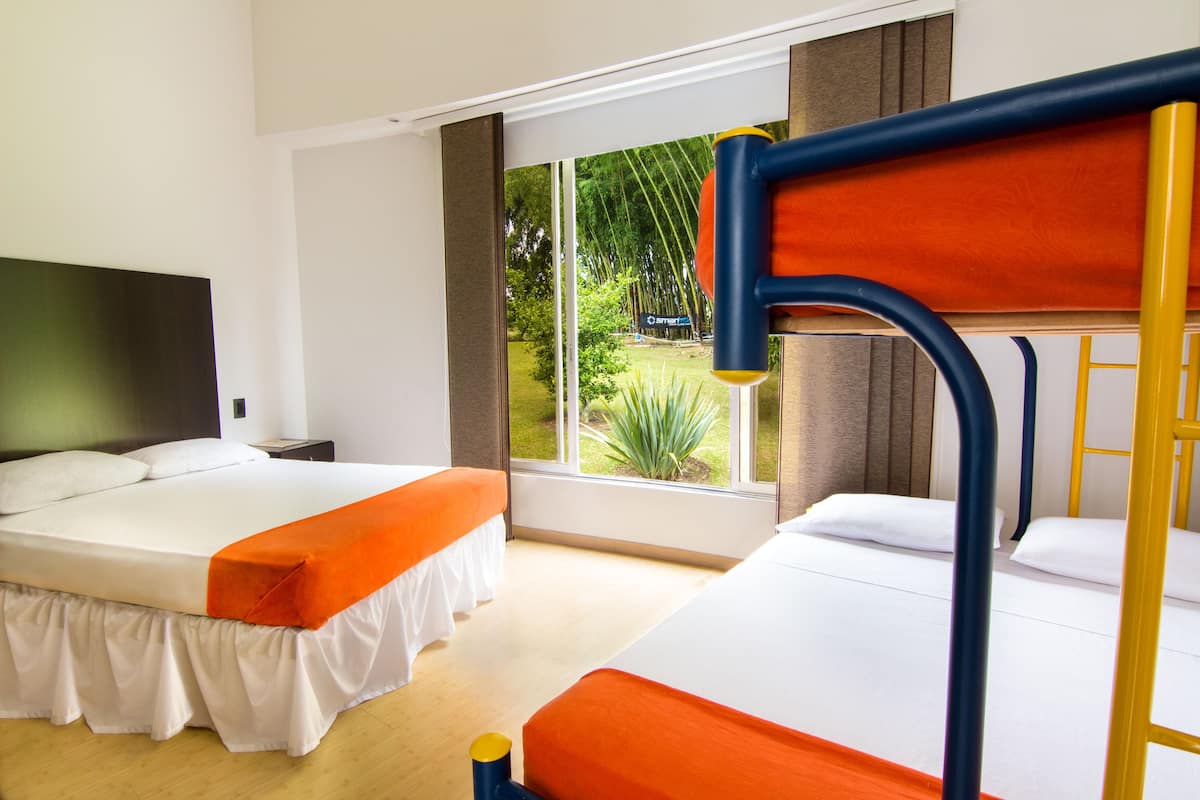Habitacion Para 5 Personas | Cofres nos quartos, escrivaninha, berços grátis