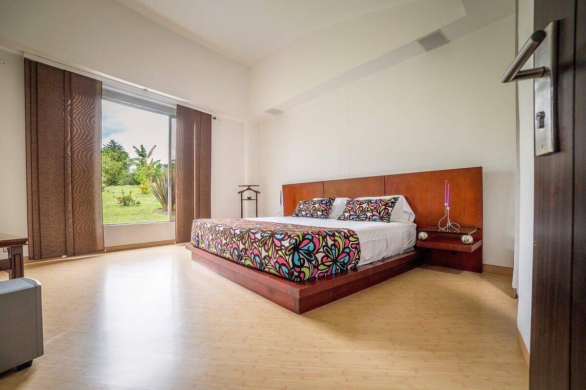 Cofre no quarto, secretária, berços/camas para crianças grátis